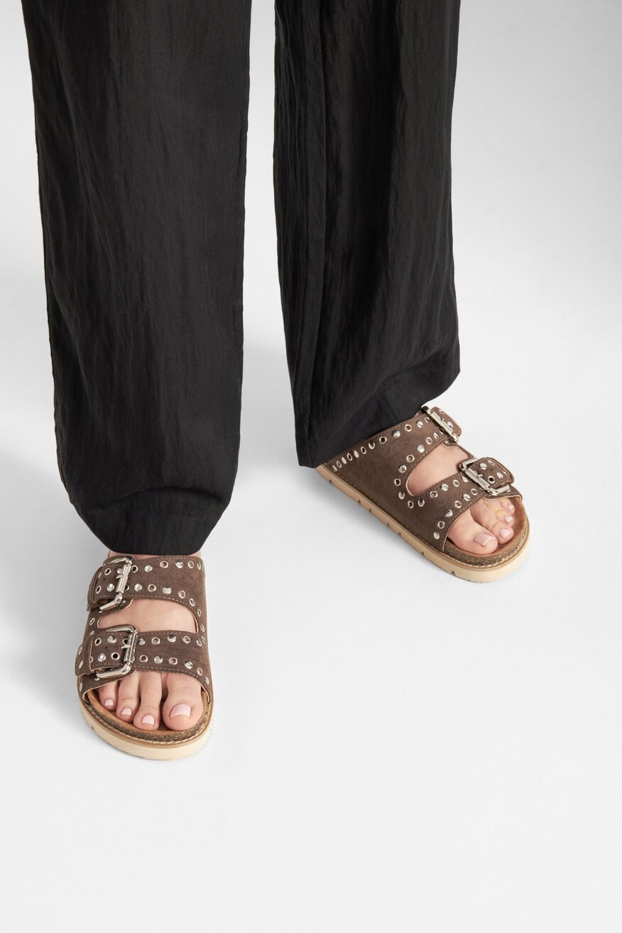 Klapki z klamrą to megatrend na lato 2024! Sprawdź modele!