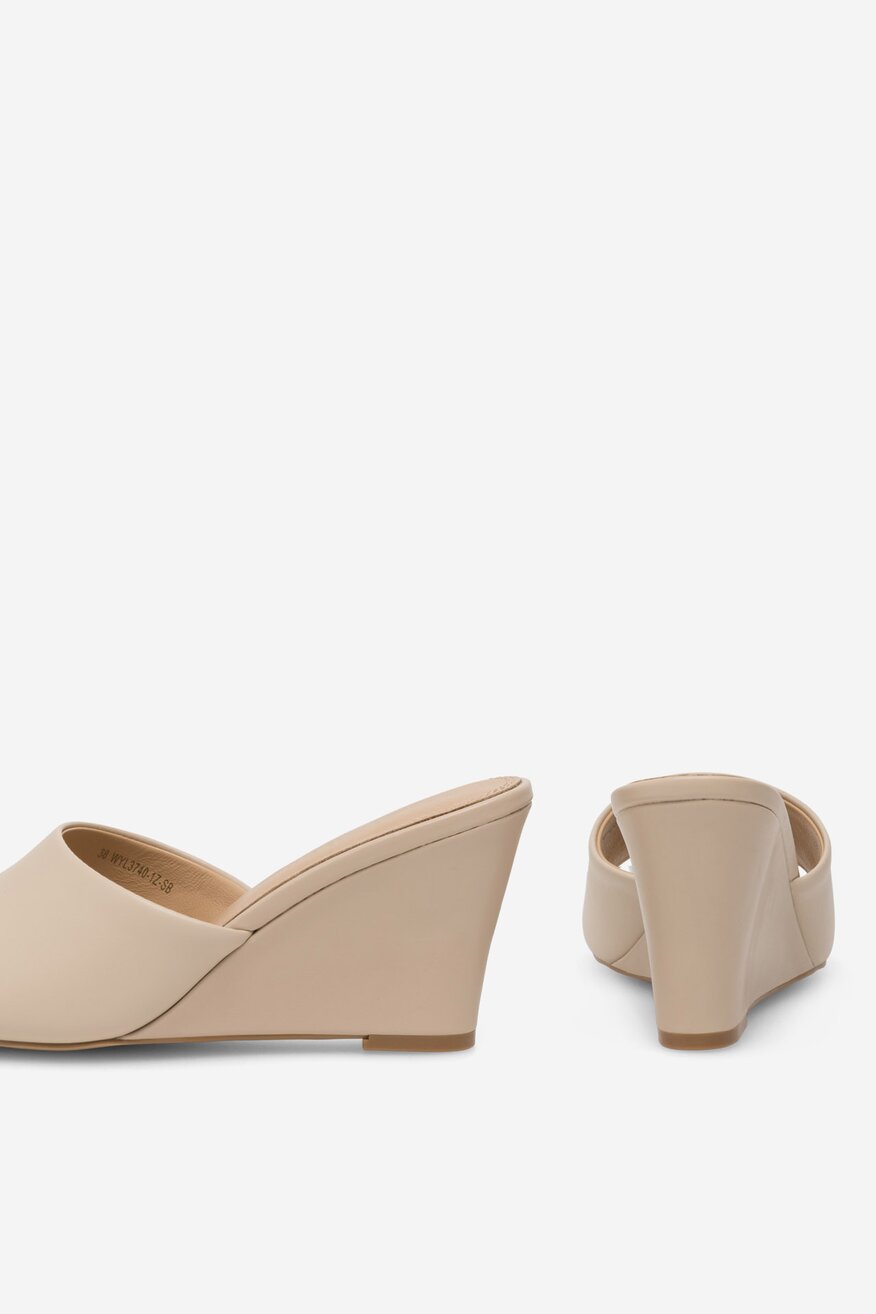 Klapki na koturnie – ponadczasowy trend. Zobacz modele!