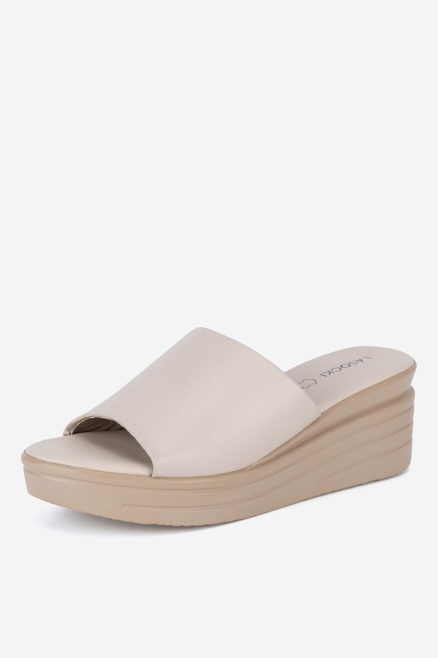 Klapki na koturnie – ponadczasowy trend. Zobacz modele!