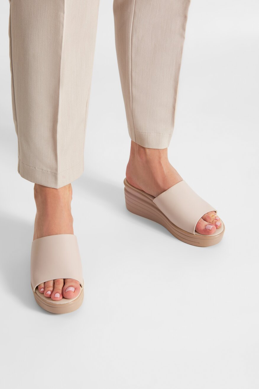 Klapki na koturnie – ponadczasowy trend. Zobacz modele!