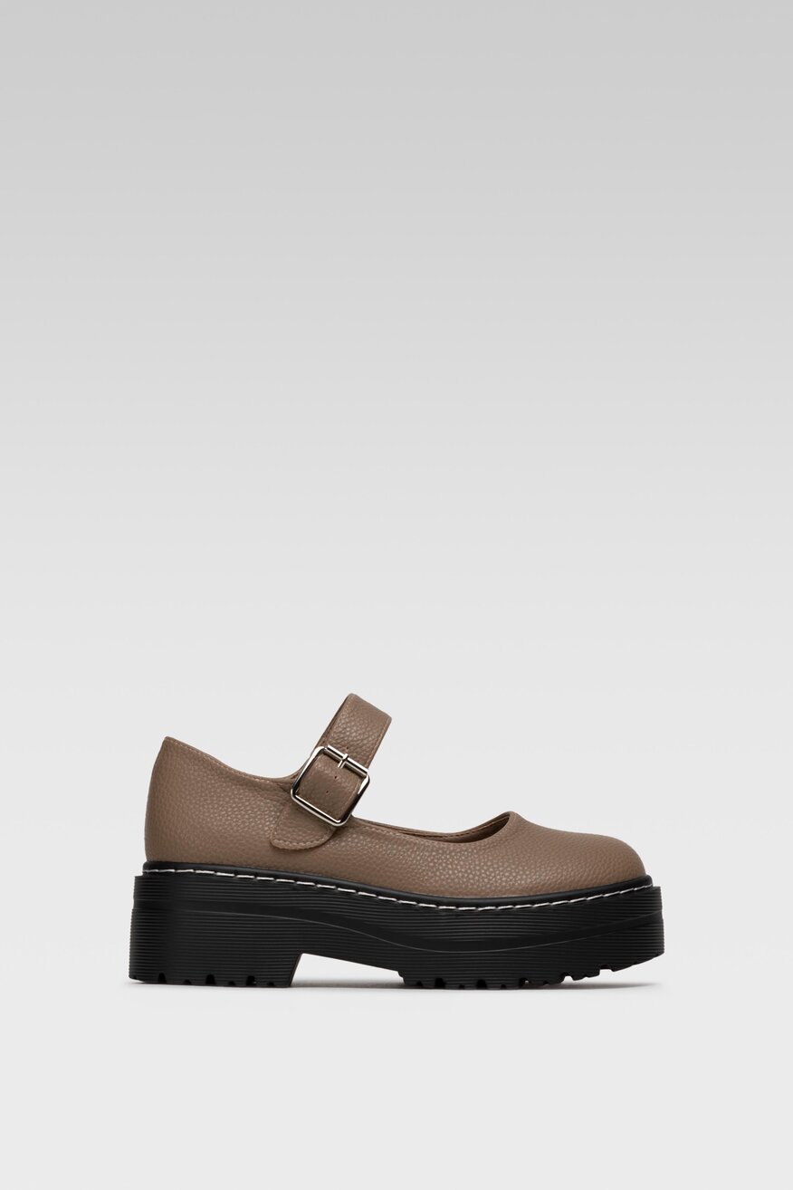 Moda anilor 2000: despre platforme și alte tipuri de pantofi - CCC ...